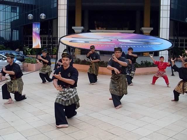 SENAMAN TUA: Tari silat Melayu - Kesepaduan Ilmu Perang Dengan Senaman