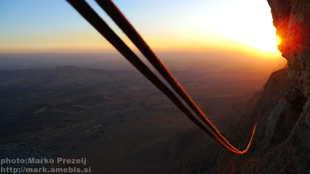 ΠΕΦΤΟΝΤΑΣ: Φωτογραφίες του Marko Prezelj από το Bisotun Wall, Iran.
