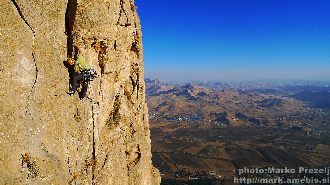 ΠΕΦΤΟΝΤΑΣ: Φωτογραφίες του Marko Prezelj από το Bisotun Wall, Iran.