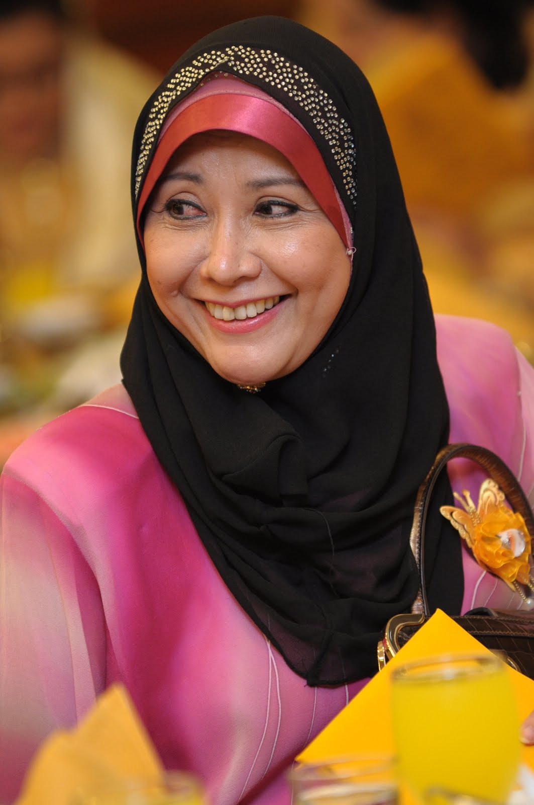 Turut hadir Toh Puan Dayang Heryati binti Abdul Rahim atau D. Heryati ...