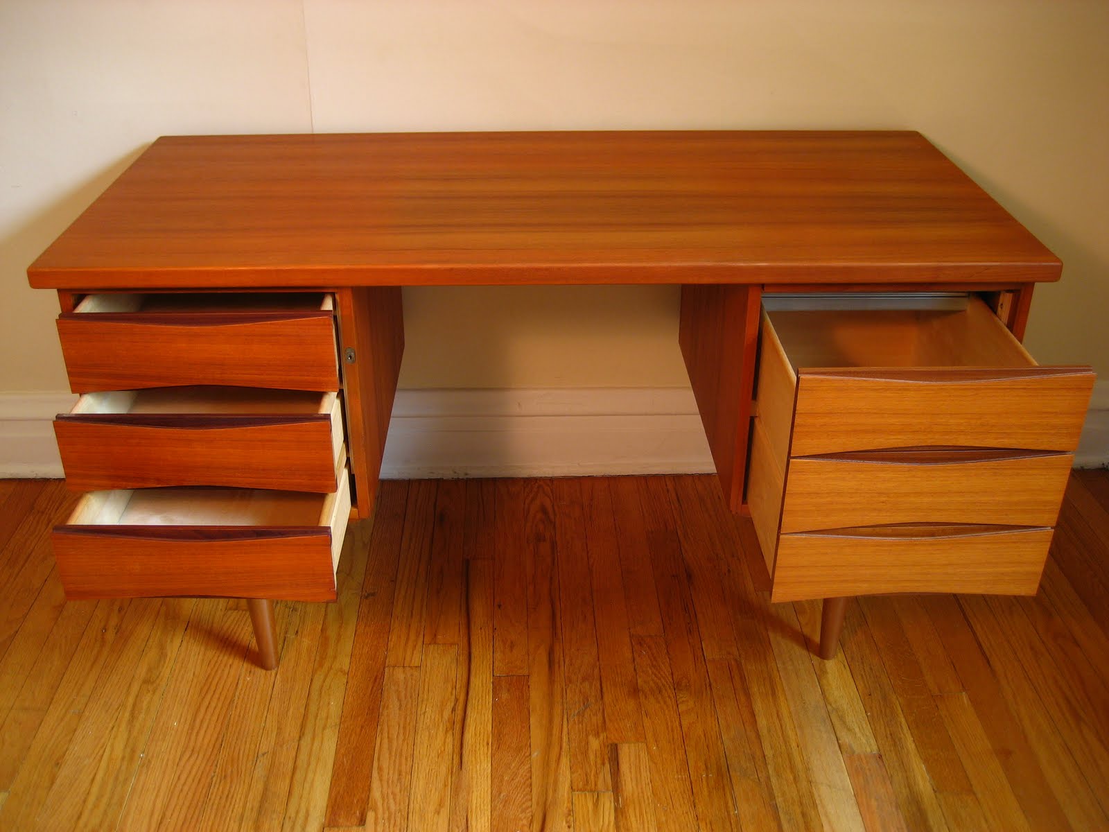 flatout design: Scandinavian Desk