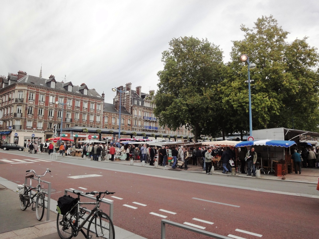 PROCHAIN ARRÊT...: Place Saint-Marc (Rouen) - DOMINGO É DIA DE FEIRA!