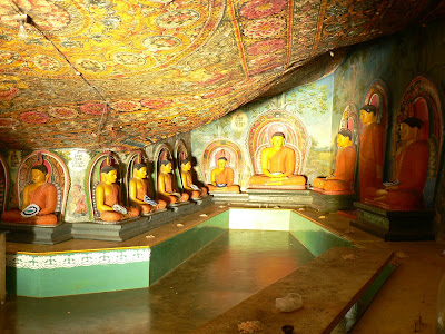 Sri Lanka Traveller: Warana Cave Temple