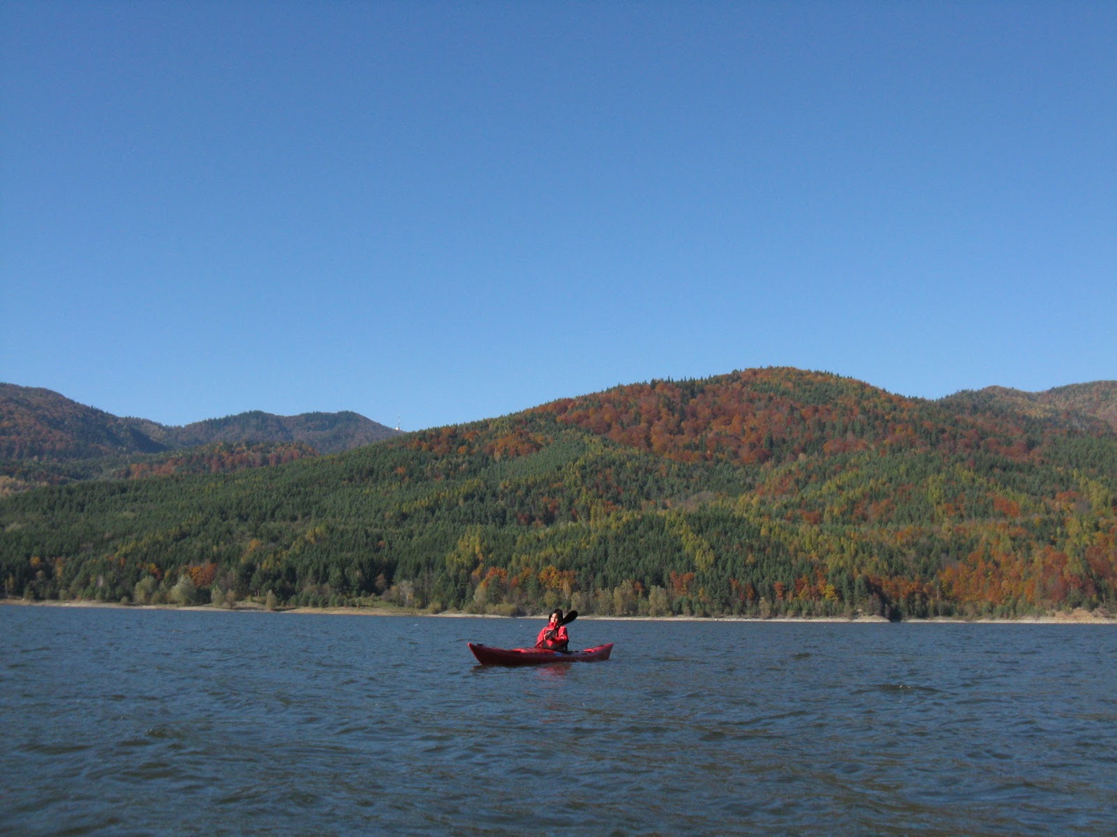 Romania vazuta din caiac: Lacul Poiana Uzului