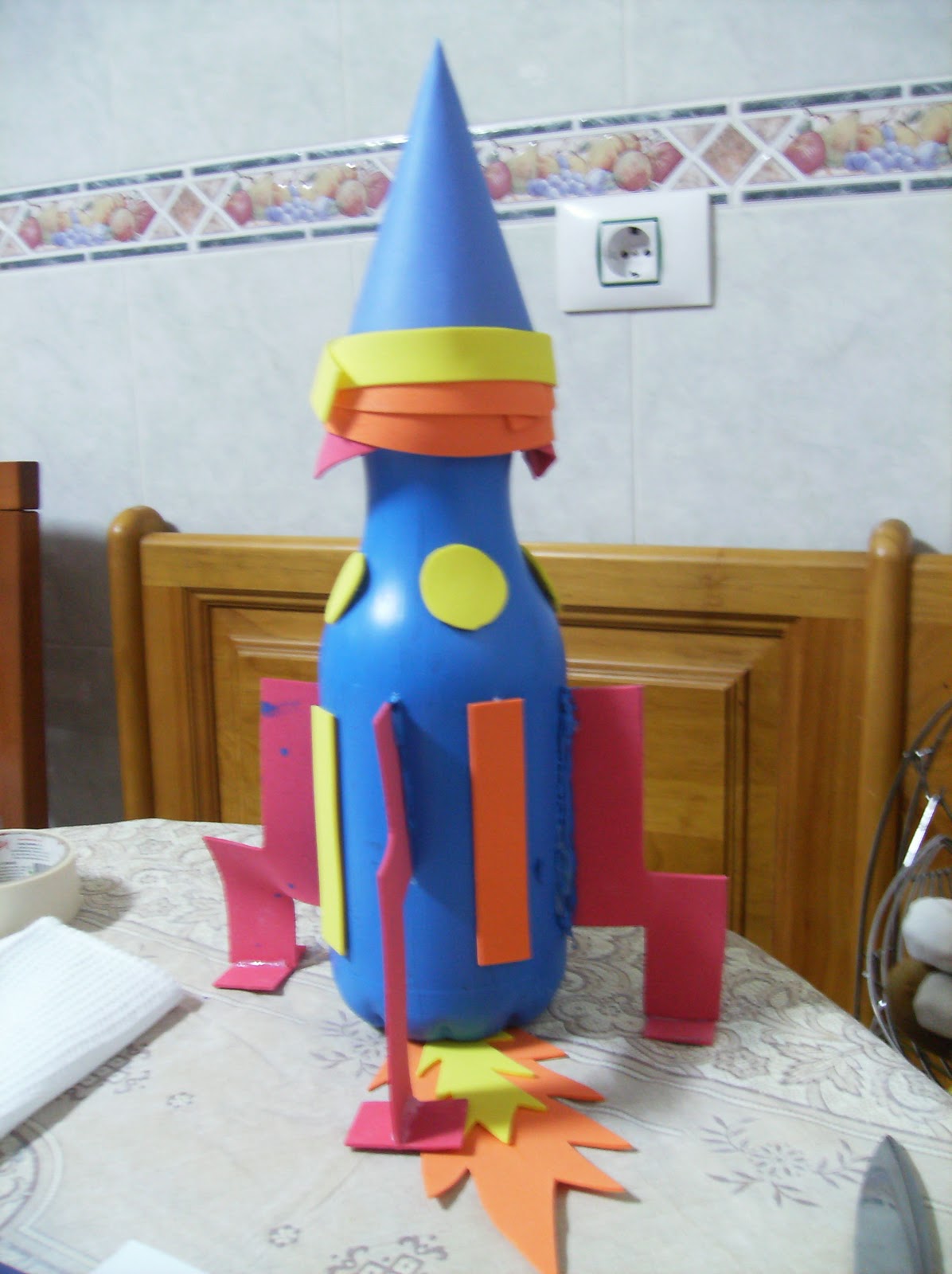 MÁS QUE HERMANAS: CREAR UN COHETE CON UNA BOTELLA DE PLÁSTICO