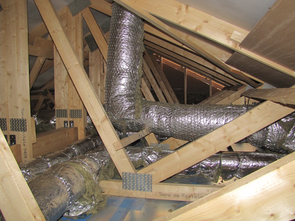 Taloprojekti Saviontie: Yläpohjaan eriste, lattian valu ja hionta sekä ...