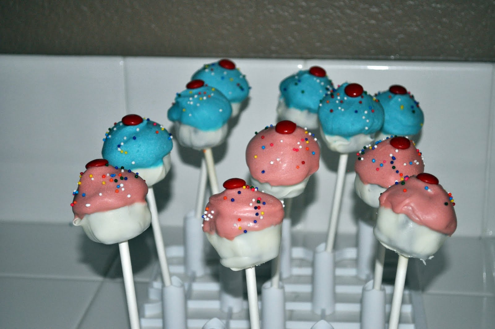 Iced by Amy: Cupcake Cake Pop - Disaster