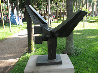 Esculturas e Monumentos em São Paulo: "Vôo de Pássaro" Liuba Wolf
