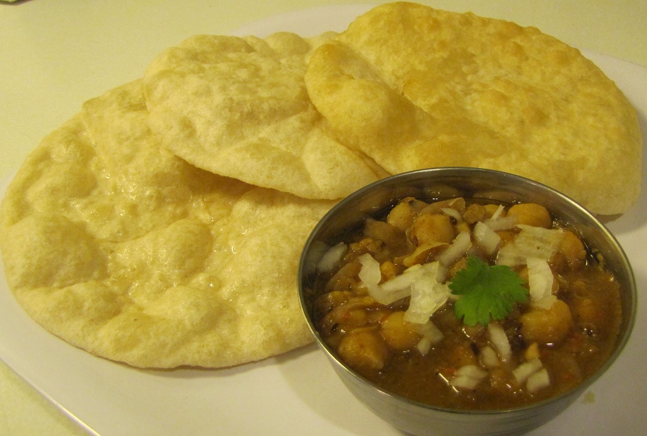 Super Yummy Recipes: Monsoon Special Chole Batura