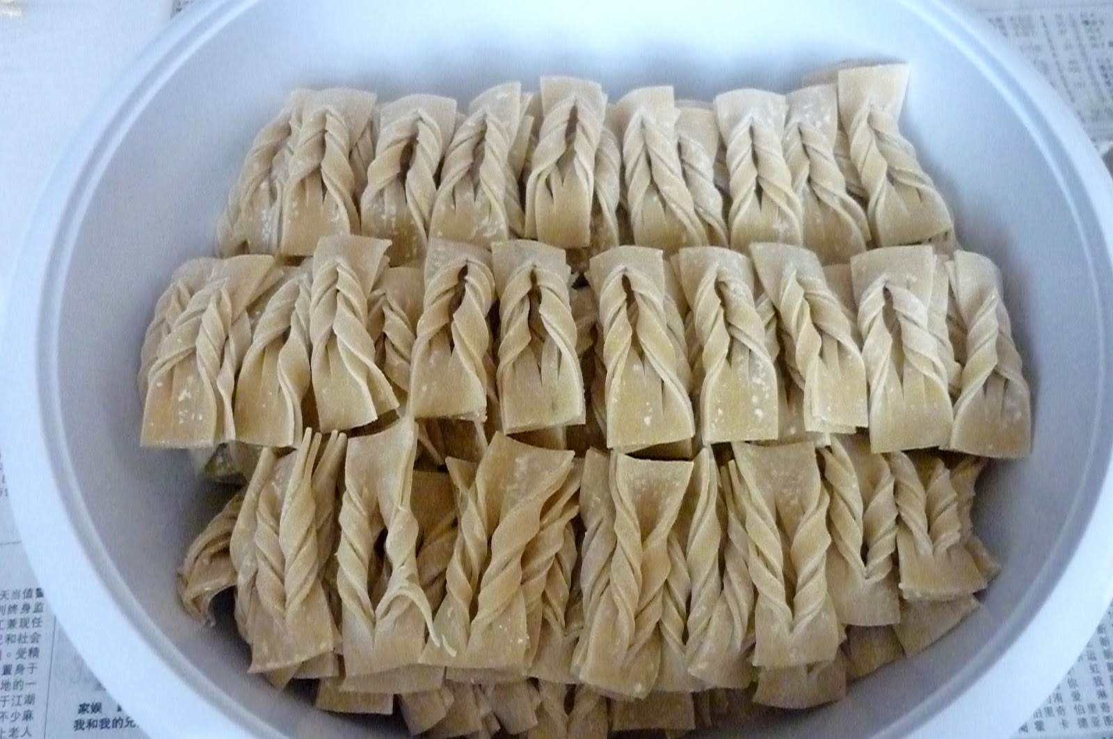 Geminian Ashley: Making of CNY Ribbon Biscuits (Folding and Frying)