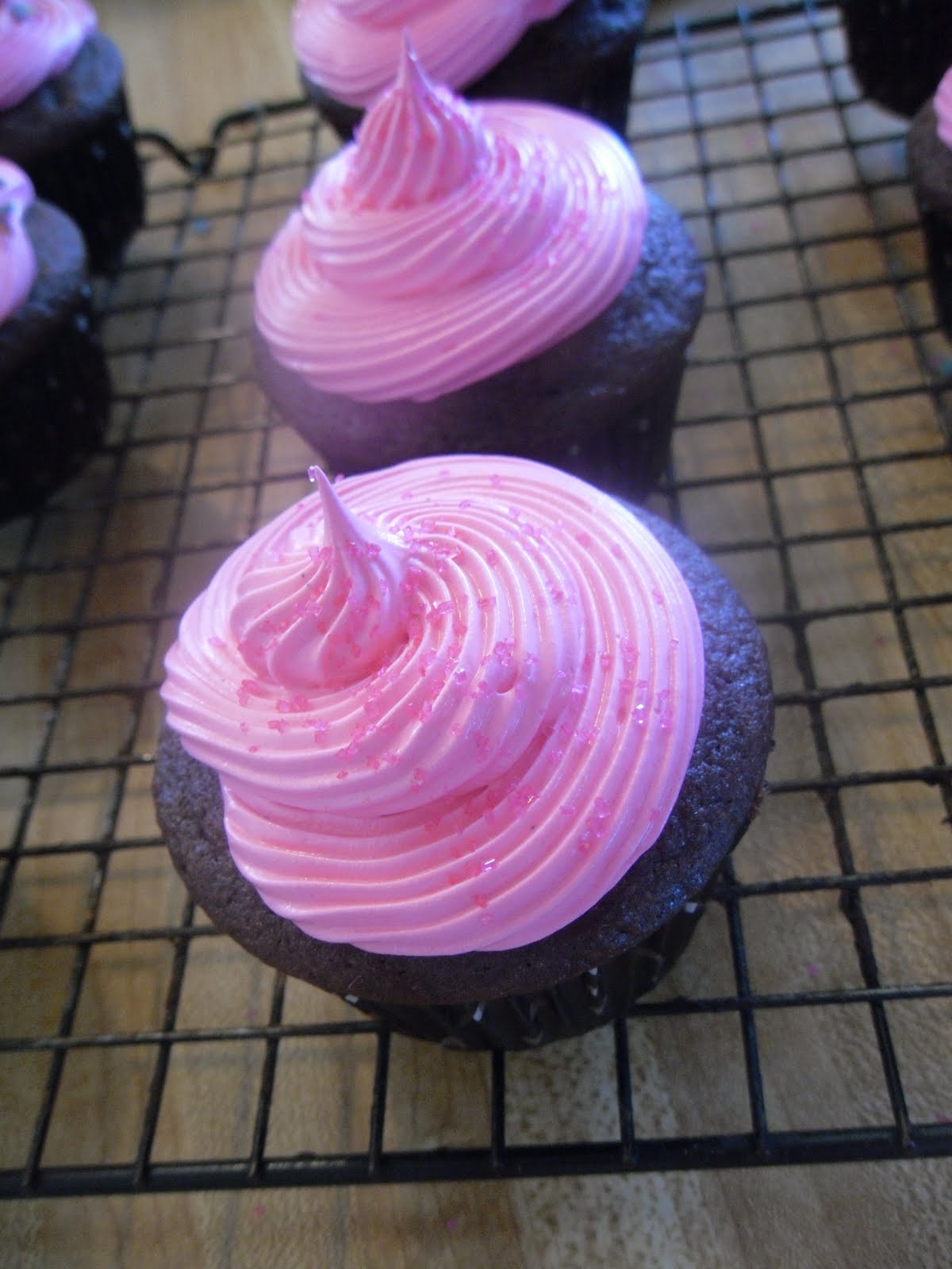 SunShine and Sweetpea: Hot Pink Cupcakes and Paint Splatter Cake!