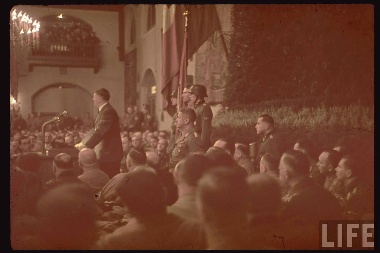 NAZI JERMAN: Foto Adolf Hitler Sebagai Demagog (Ahli Pidato)