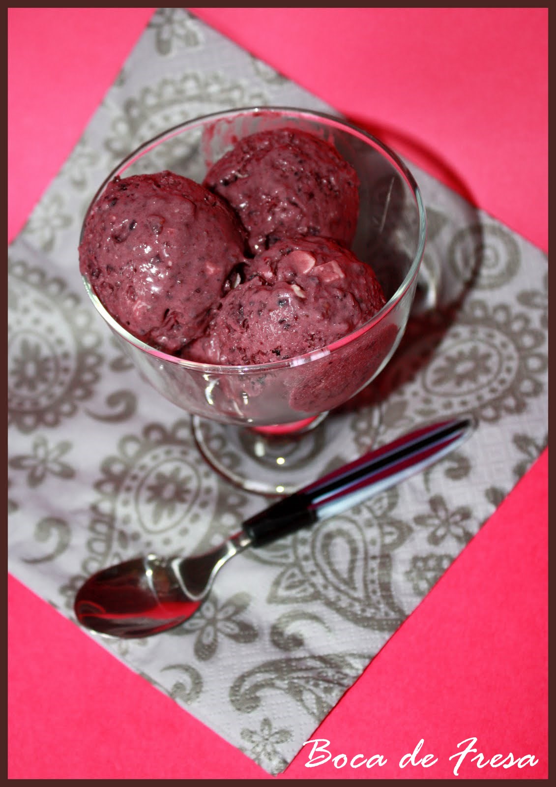 ♥ Boca de Fresa: Helado de mora con trocitos de chocolate blanco