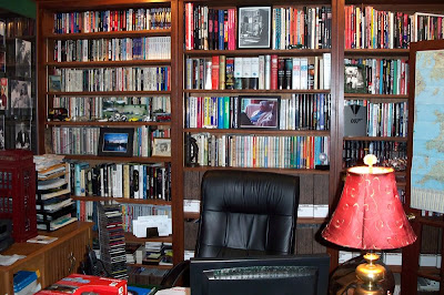 Illustrated 007 - The Art of James Bond: Doug Redenius Book Shelves