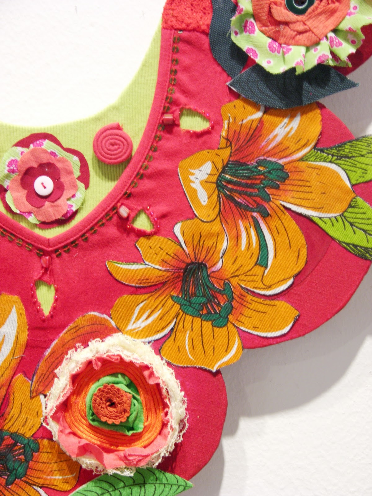 Arte, moda e identidade: Pala flower power/Cuello flower power