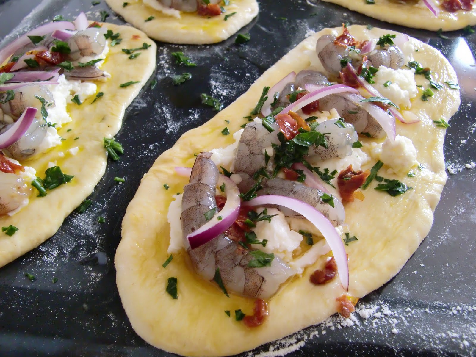 Con pan y postre: Pizzitas de gambas, perejil y tomates secos