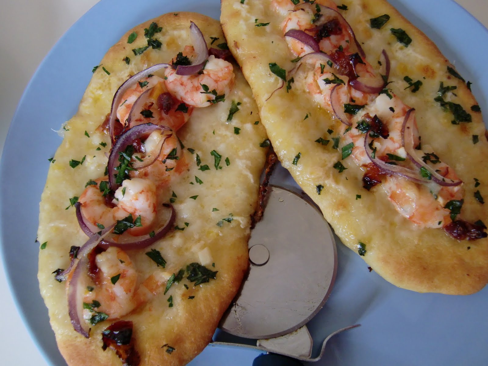 Con pan y postre: Pizzitas de gambas, perejil y tomates secos