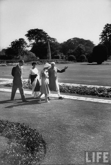 Queen Elizabeth II during her tour of the Indian subcontinent in 1961 ...