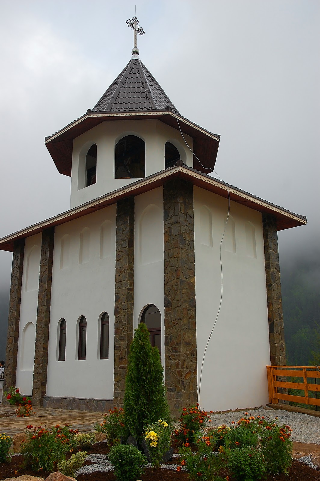 CARP RADU PHOTOGRAPHY: POZE SFINTIREA PAROHIEI BICAZ CHEI II CU HRAMUL ...