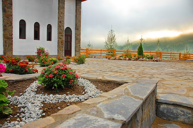 CARP RADU PHOTOGRAPHY: POZE SFINTIREA PAROHIEI BICAZ CHEI II CU HRAMUL ...