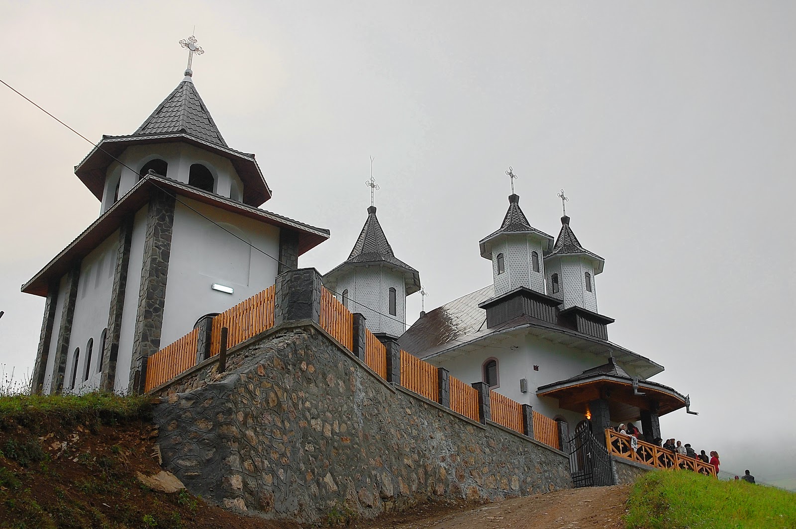 CARP RADU PHOTOGRAPHY: POZE SFINTIREA PAROHIEI BICAZ CHEI II CU HRAMUL ...