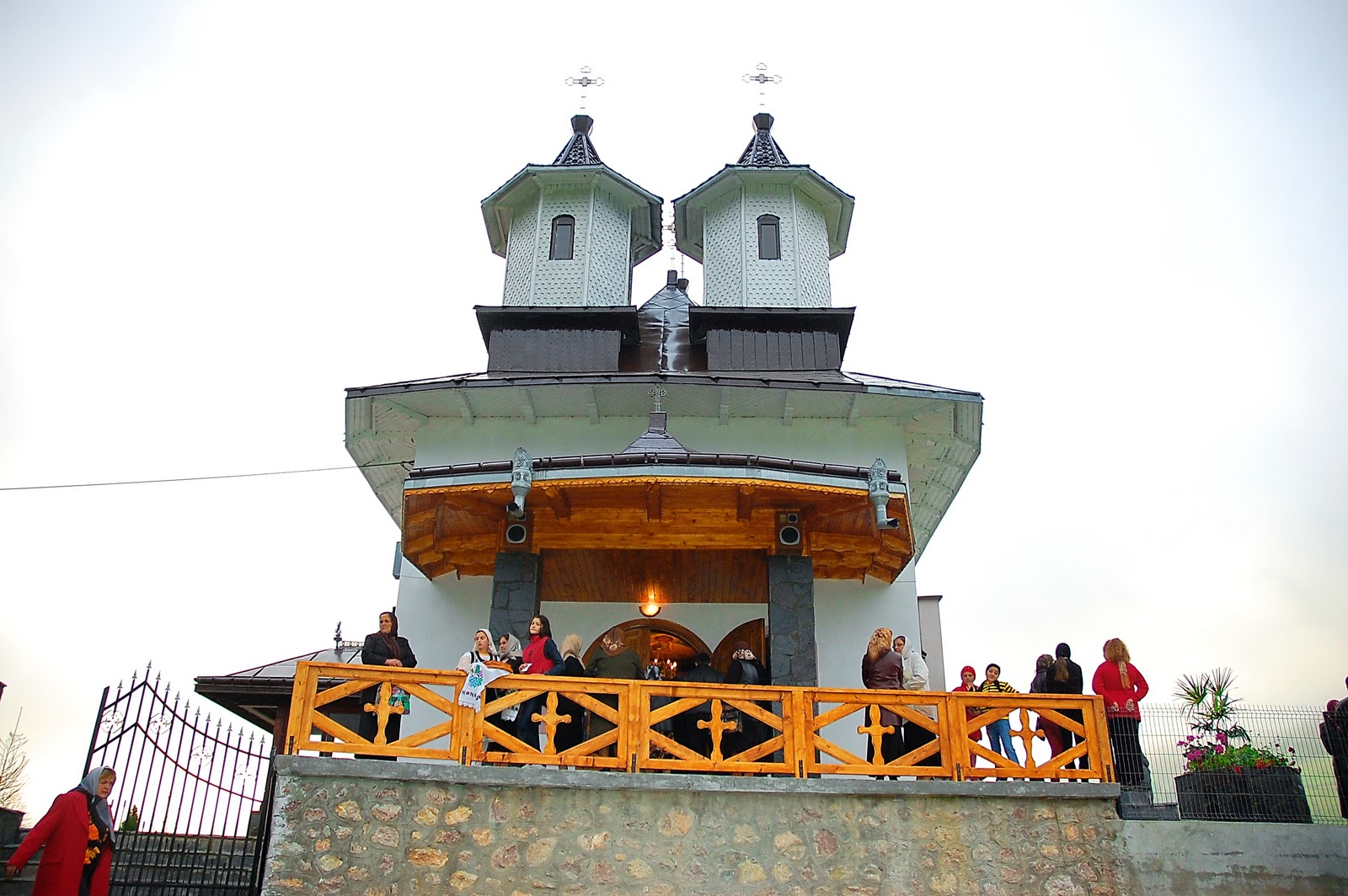 CARP RADU PHOTOGRAPHY: POZE SFINTIREA PAROHIEI BICAZ CHEI II CU HRAMUL ...