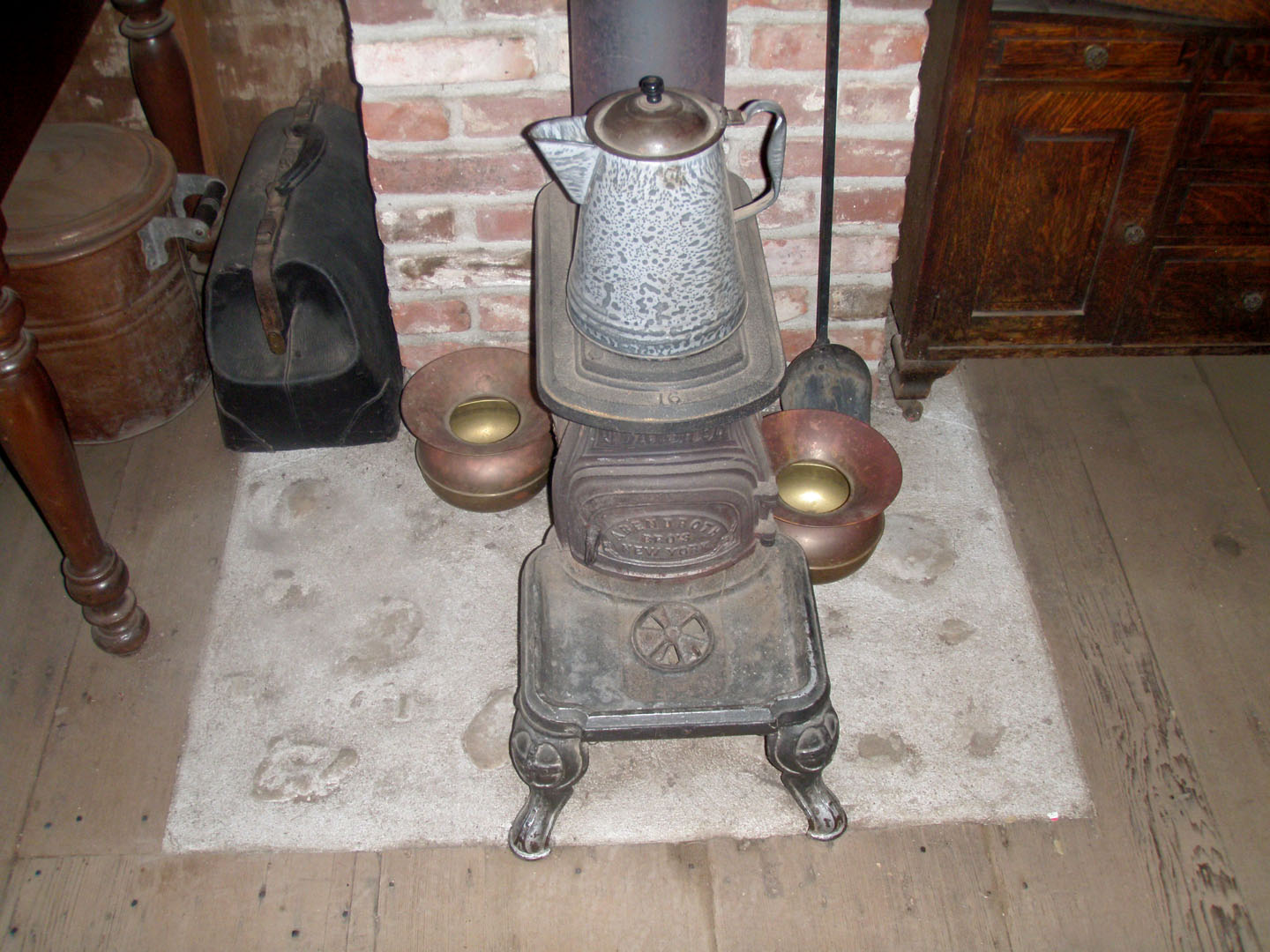 History Mysteries of Caroline Lawrence: Spittoons!