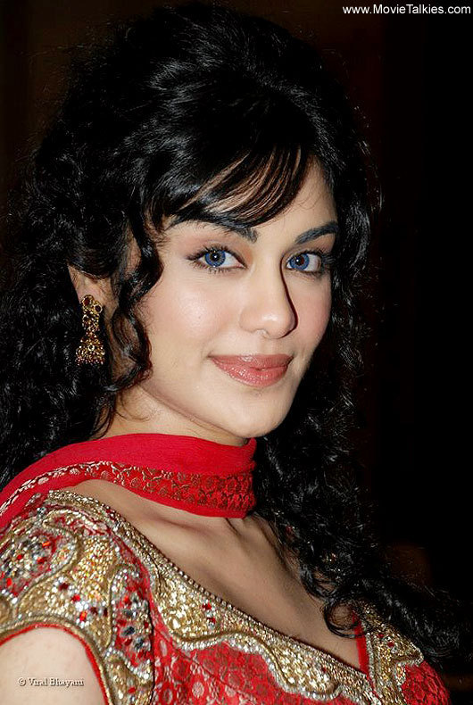 Bollywood Hot Actress Biography: Adah Sharma Biography