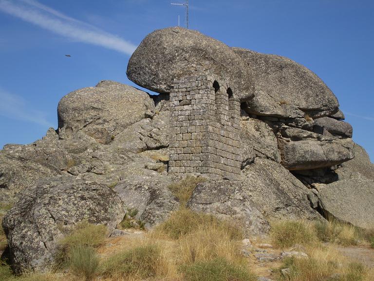 RUTAS Y VIAJES: Monsanto (Portugal)