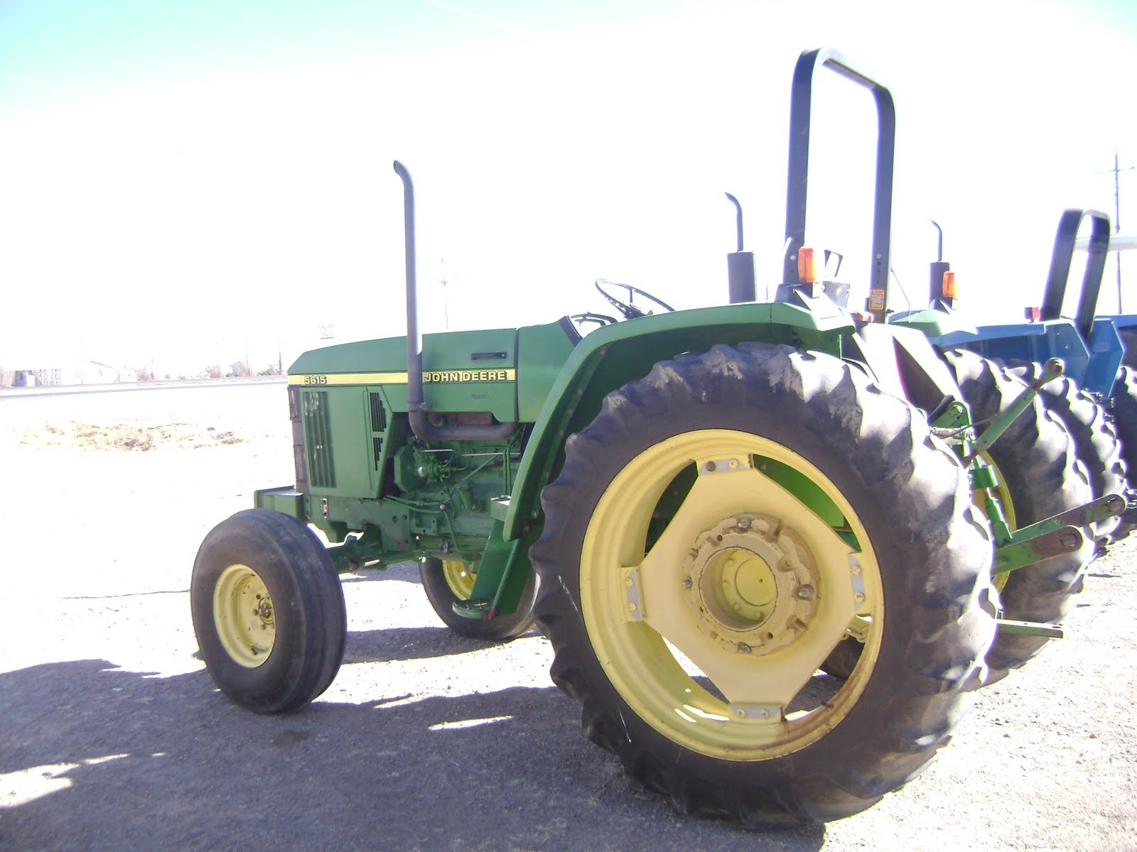 MAQUINARIA AGRICOLA INDUSTRIAL: Tractor John Deere 5615 por $14,000 ...