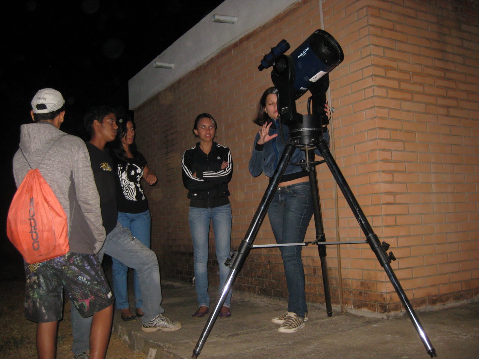 Escola Integral CED Gisno: Astronomia para iniciantes