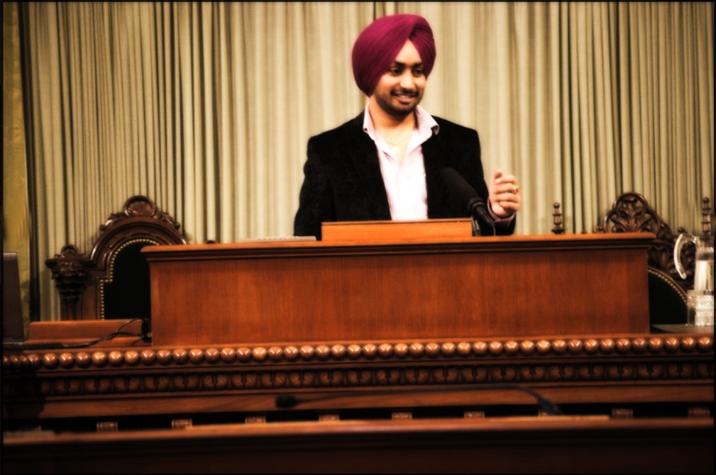 Mehfil-E-Sartaj: Biography