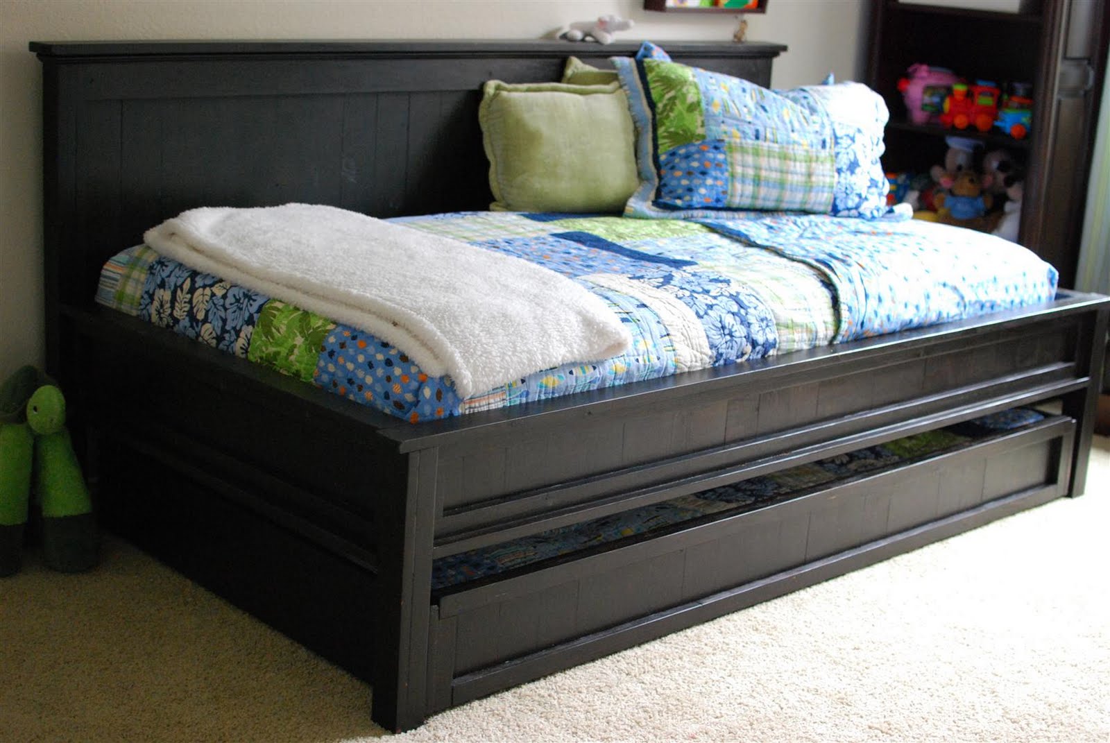 craftyc0rn3r: The bed is finally done!