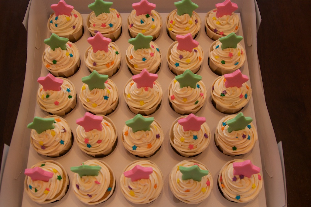 Pink Oven Cakes and Cookies: Ben10 and Jonas brothers cake and cupcakes