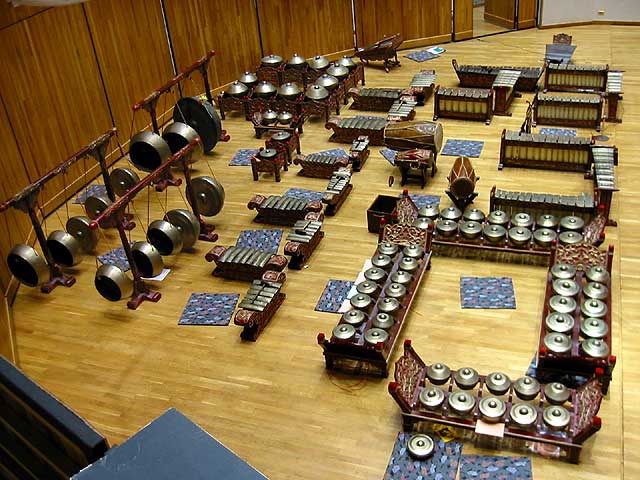Cik Bunga: Alat-Alat Gamelan..