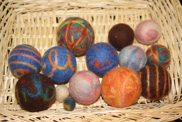 {hands full of happiness}: Wool Balls - a Tutorial!