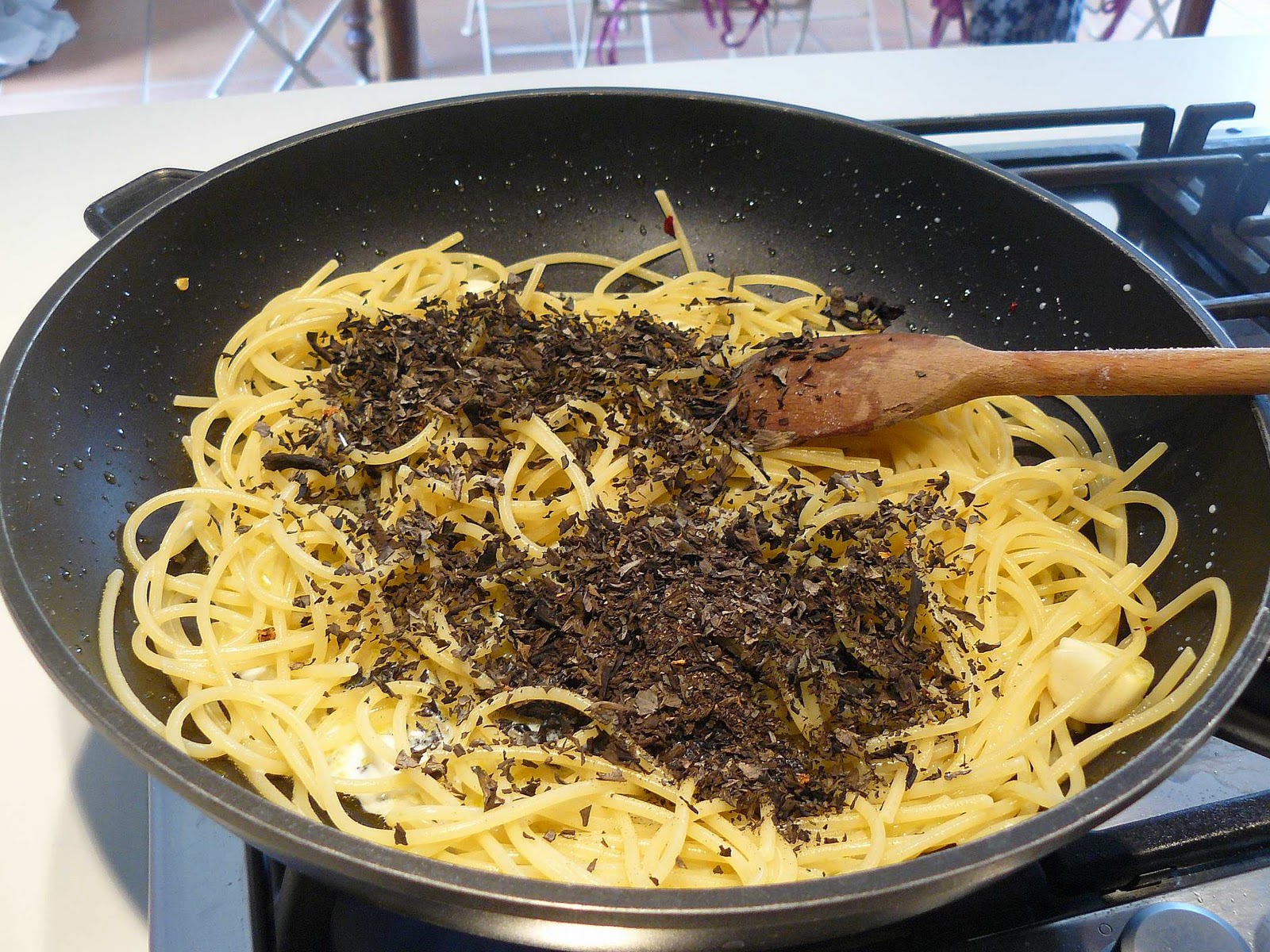 Il filo d'olio: Spaghettino alle trombette di morto