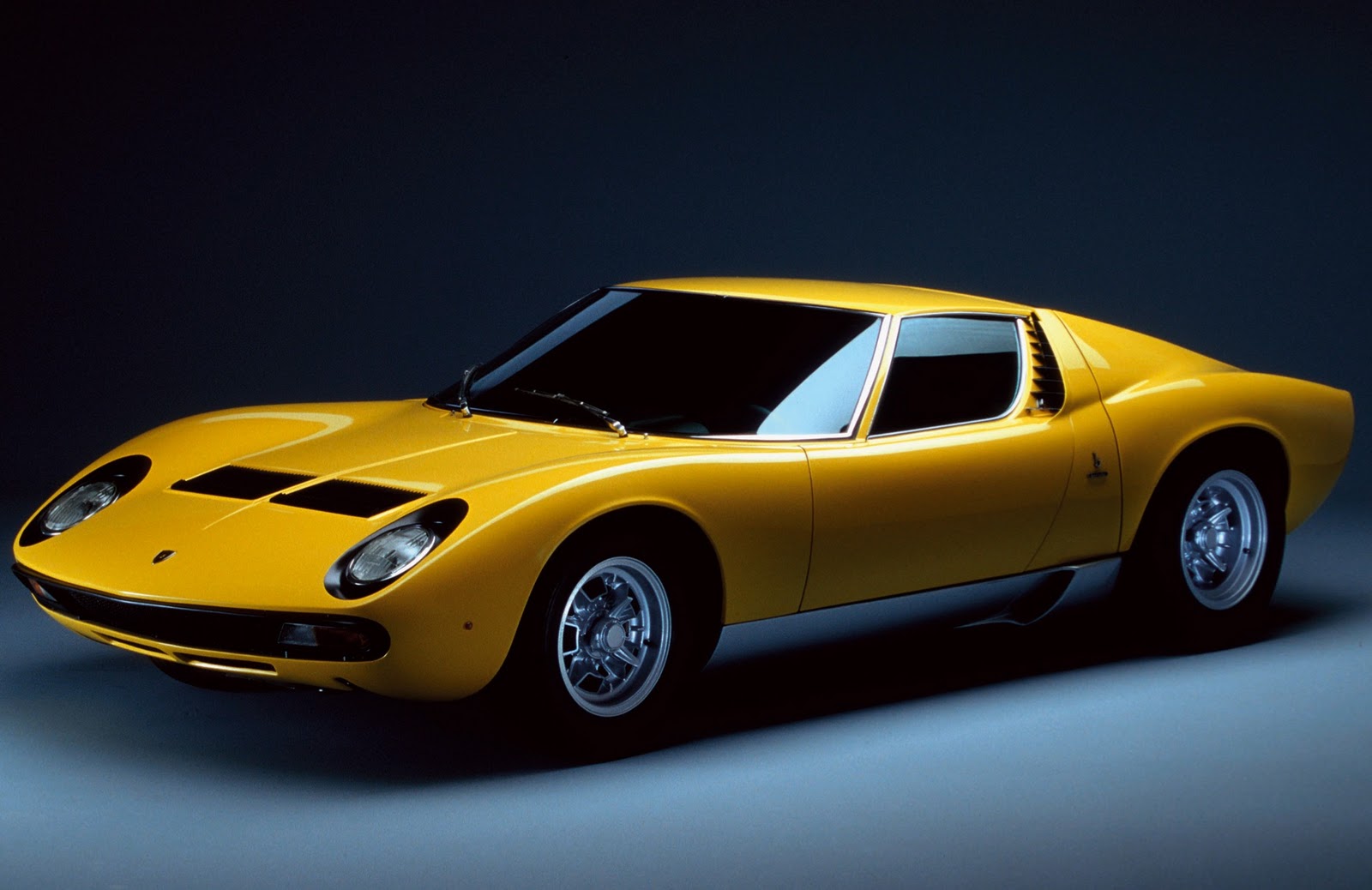 Knut's World: World's First Modern day Supercar: Muira or the Countach?