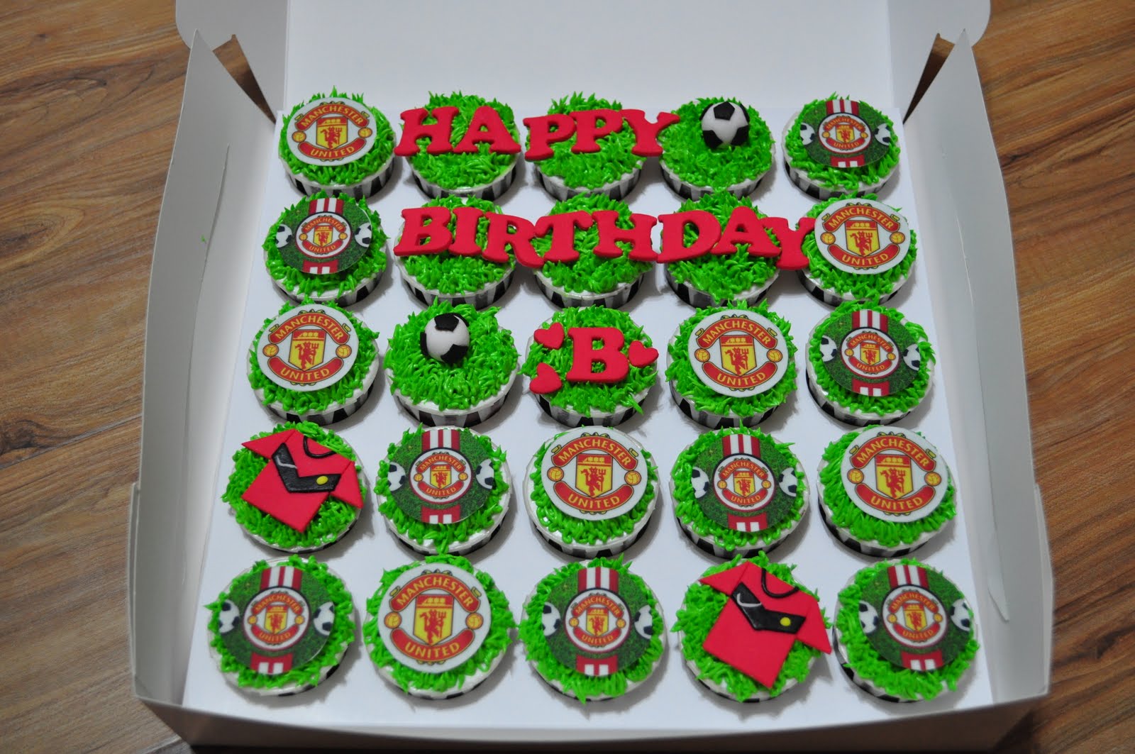 dari oven yang comel: MU Cupcakes