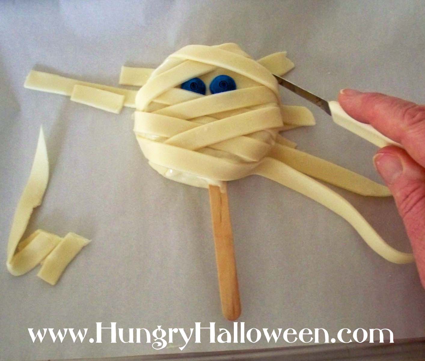 Mummy Pops - Rice Krispies Treat Lollipops for Halloween - Hungry ...