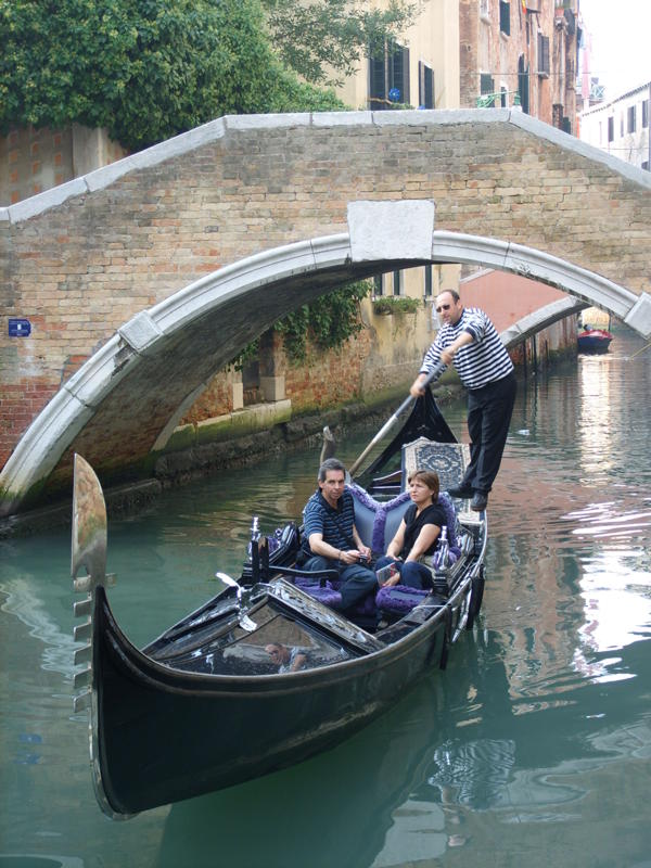 The Gondola Blog: Gondola Framed by the Arch