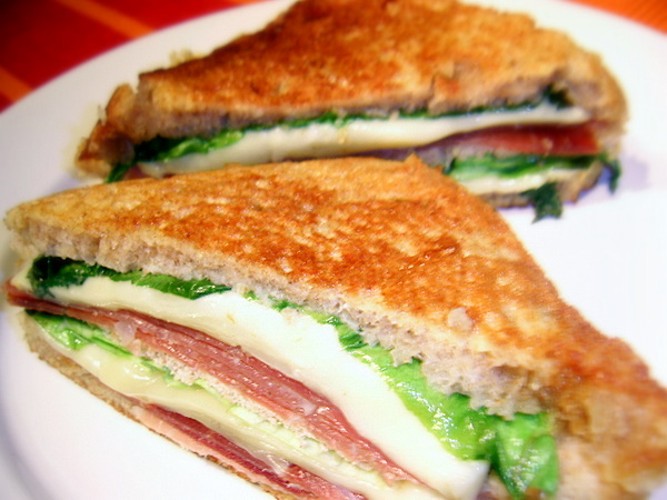 Elvira's Bistrot: Sandes de presunto e queijo na frigideira