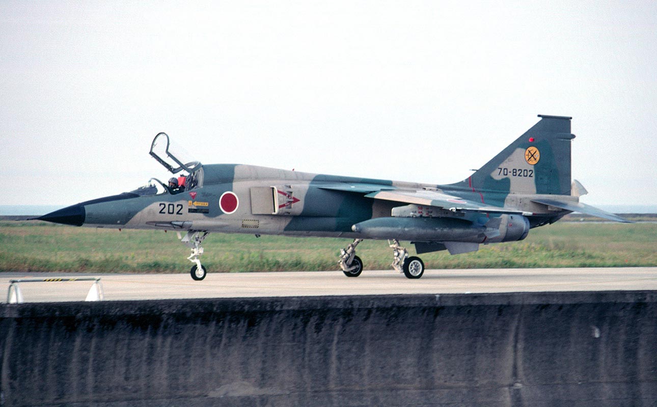 nhungdoicanh: Mitsubishi F-1