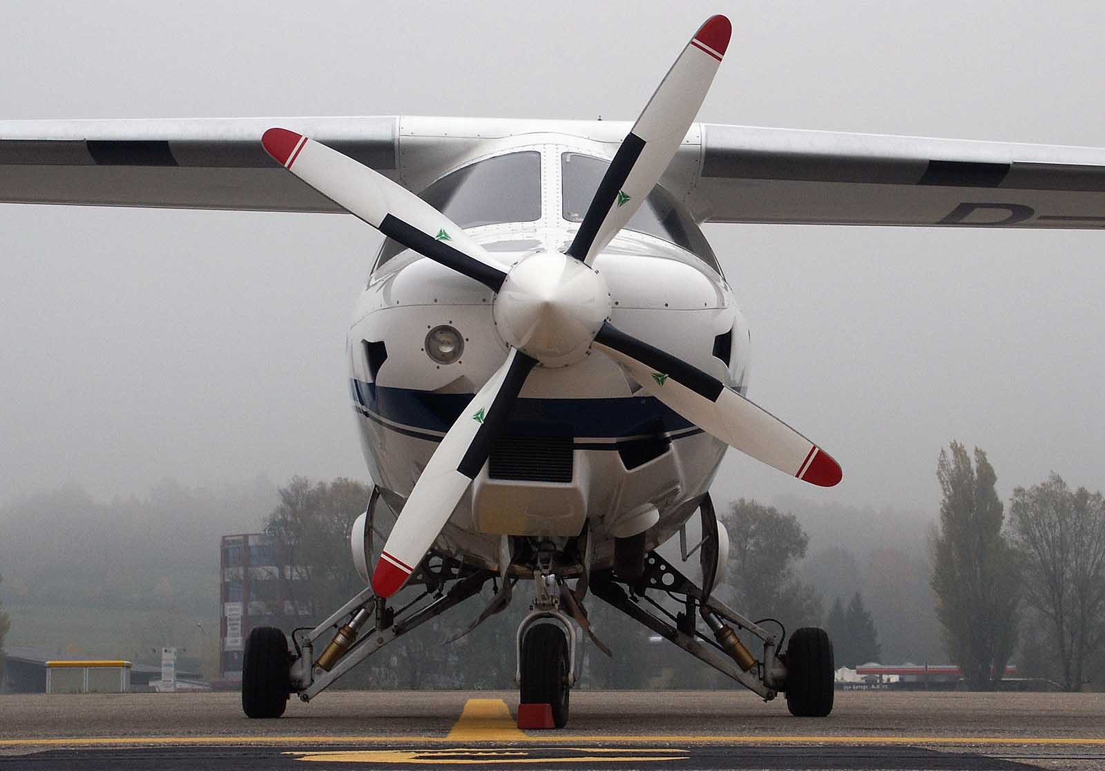 nhungdoicanh: Extra EA-400