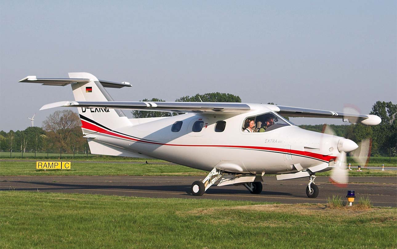 nhungdoicanh: Extra EA-400