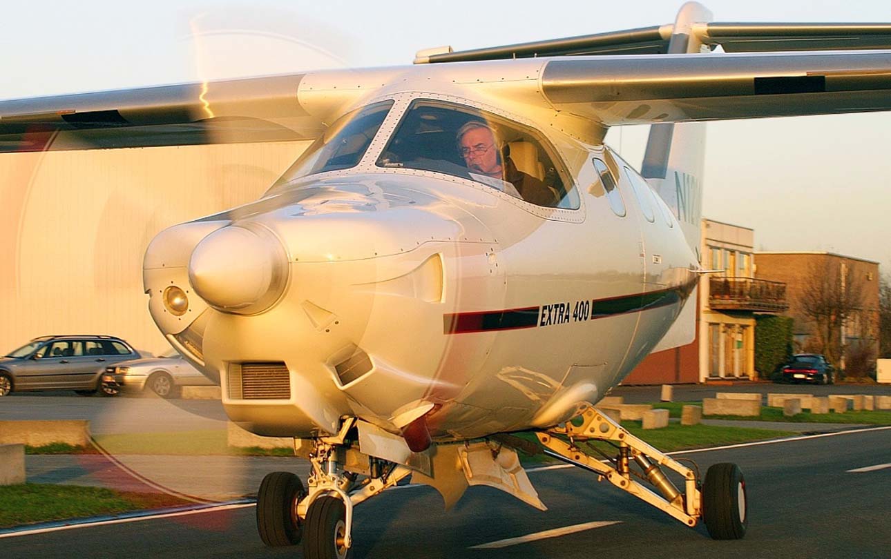 nhungdoicanh: Extra EA-400