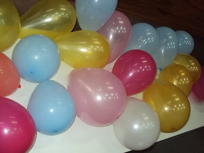 Miro na lua se não acerto fico entre as estrelas: Bexigas