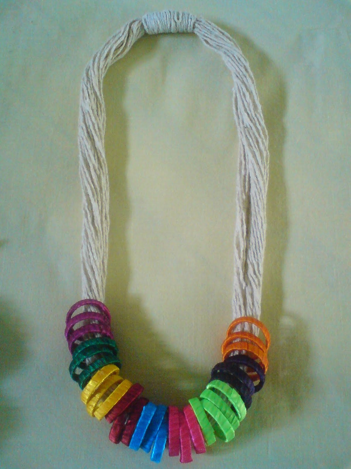 Kika Chic Chic: Colar de cordão de algodão crú e argolas coloridas