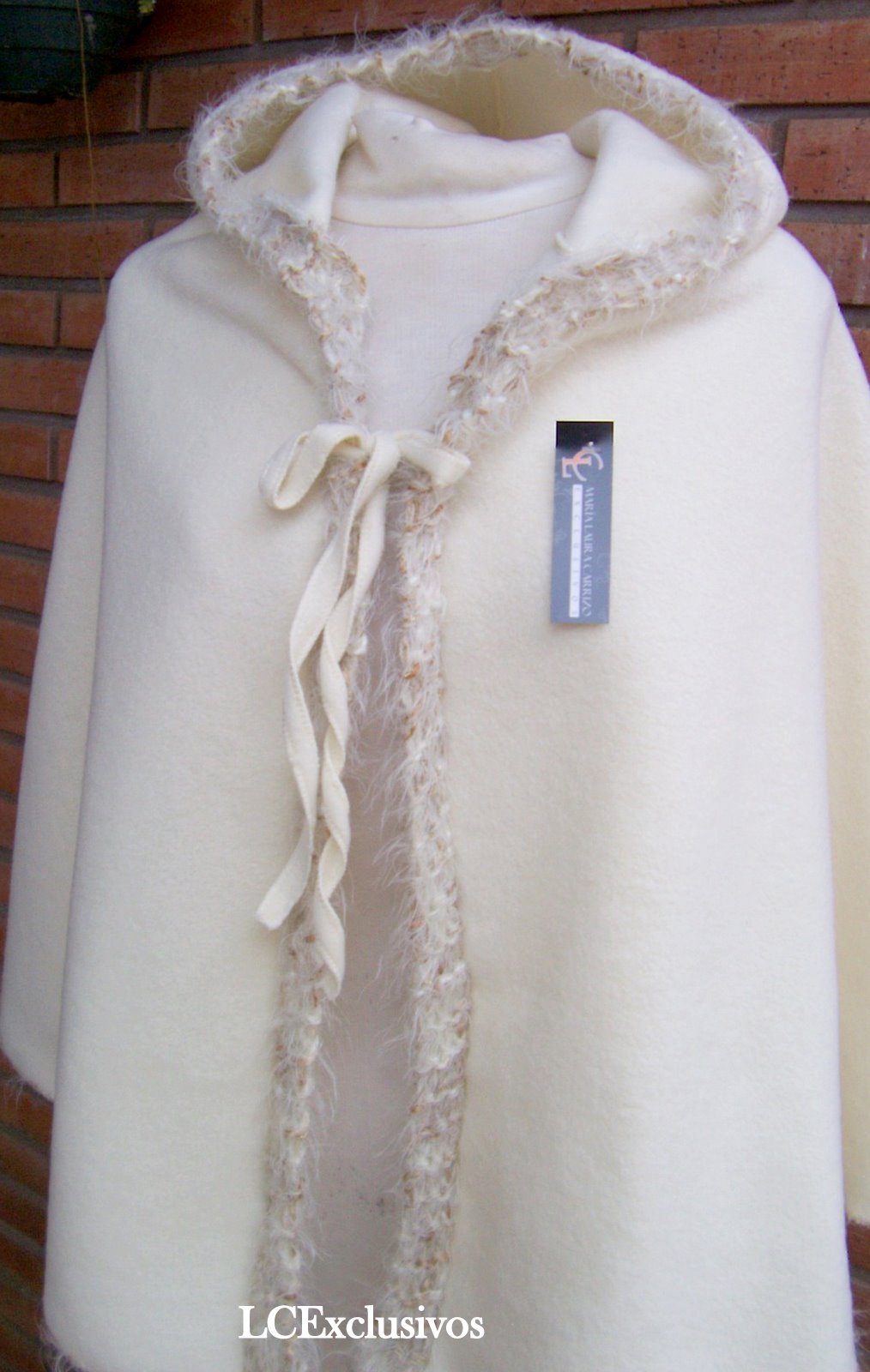 Abrigos 2010.Capas cortas c/capucha.Coleccion Laura C.