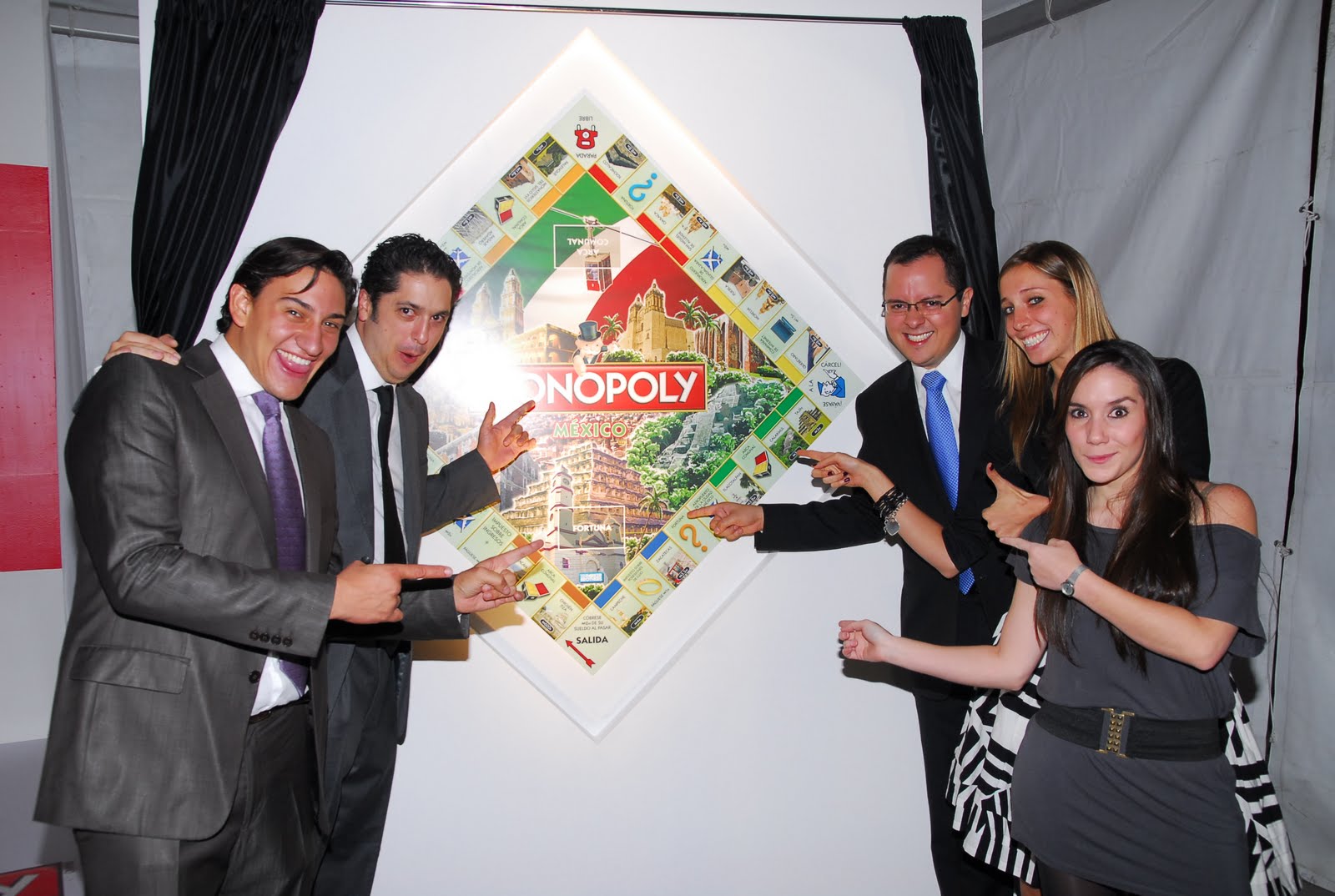 Cine Informacion y mas: Hasbro - Tablero Oficial Monopoly México